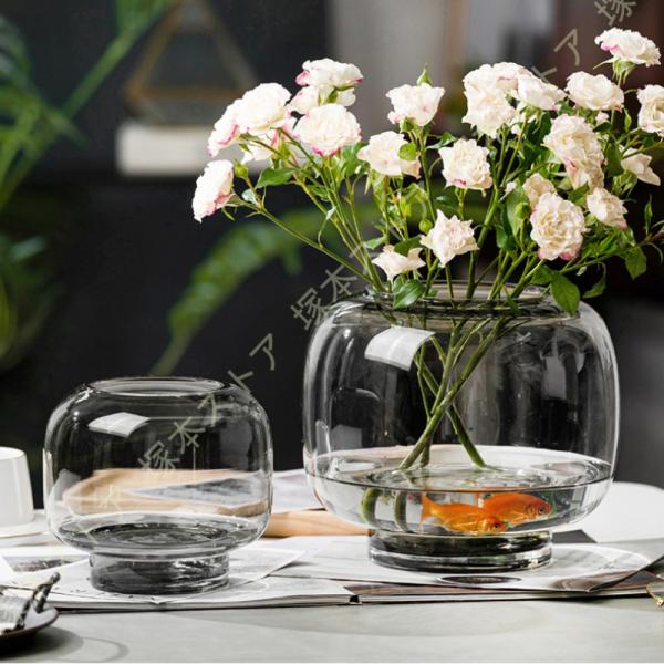 【発売日：2023年05月10日】「商品について」小さめサイズですので場所を取らず、卓上にも飾りやすいサイズの花瓶です。ちょこんとお花があるだけで癒されます。またクリアガラスはお花を引き立て邪魔をすることは有りません。お花を飾って華やかなお...