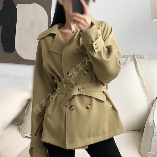 【発売日：2022年08月12日】メイン素材:ポリエステル   トレンドに左右されず長く着用できるショートトレンチコートが登場しました。春秋のスタイリングの定番、軽やかな印象のショートトレンチコート。ベルトを絞ってメリハリを出せるため、ボト...