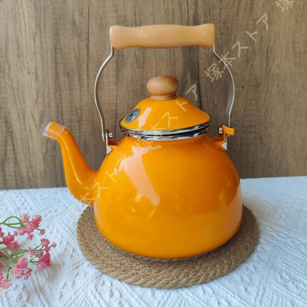 【発売日：2025年12月11日】熱効率の良い琺瑯製ケトルはお湯が早く沸く!また、琺瑯は金気を出さないので、お茶を淹れたりするのにうってつけの道具!温度も一定に保ちやすいのでコーヒーが美味しく入れられる!    琺瑯は金属の表面にガラスを高...