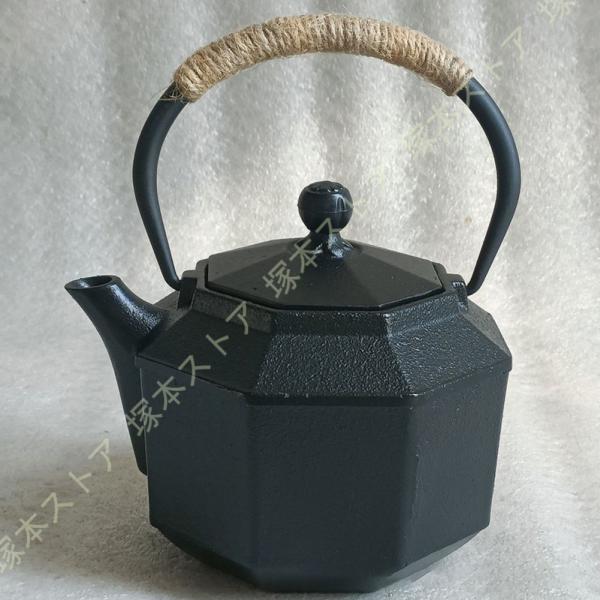 【発売日：2025年12月15日】【保温性良くのやかん】鉄瓶は火からおろしても保温性にています!鉄瓶は鋳鉄でできており、カラ焚きを避ければ直火にかけたままにすることもできます!厚手の鉄器，保温性が良く、熱をムラなく伝える!    【鉄分補給...