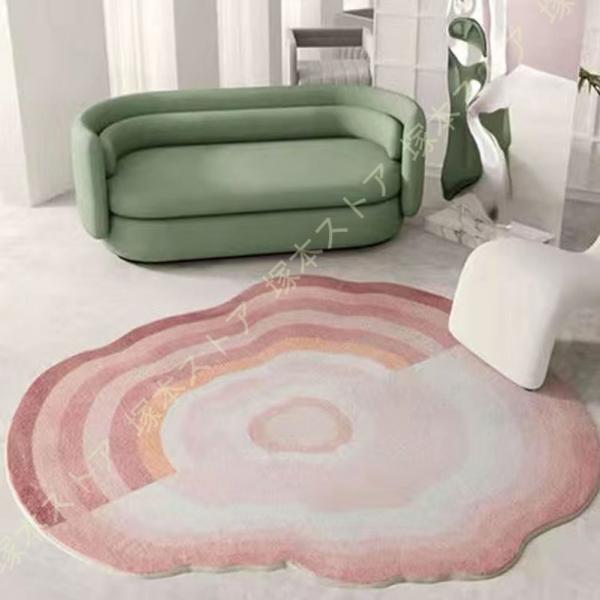 【発売日：2023年03月21日】[組成]：ポリエステル100%（プリント柄です）　 　 　            シンプルなデザインは、お部屋の雰囲気をがらりと変えます！ 洋室はモダン、和室に敷いてもモダンな印象に早変わり♪　　 お部屋に...