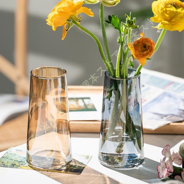 【発売日：2023年09月19日】商品名: ガラス花瓶素材: ガラスサイズ：口径×高さ：5.5*15cm（スタッフ採寸のため、若干の誤差が生じる場合がございます）場所: 窓辺、玄関、寝室、書斎など透明感 使いやすい、シンプルなデザイン透明な...