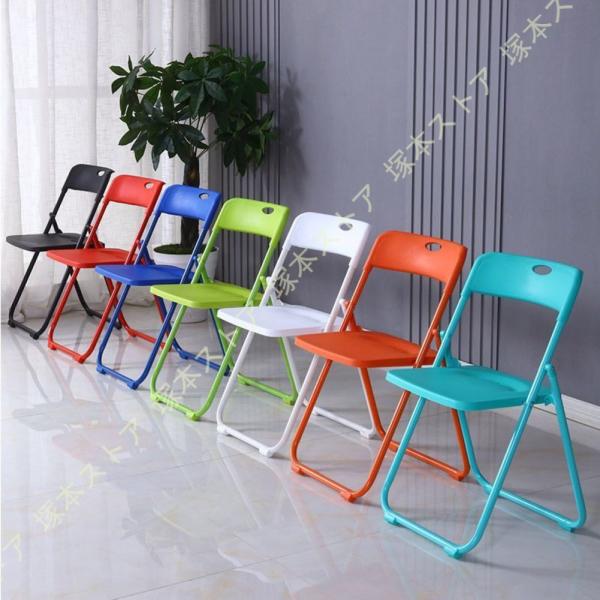 【発売日：2025年06月01日】【商品仕様】商品名: 折りたたみチェア材質：座面：プラスチック脚：金属 F*1：1脚、F*2：同色の2脚セット、F*4：同色の4脚セットサイズ：幅約42cm奥行約45cm高さ約78cm、床から座面までの高さ...