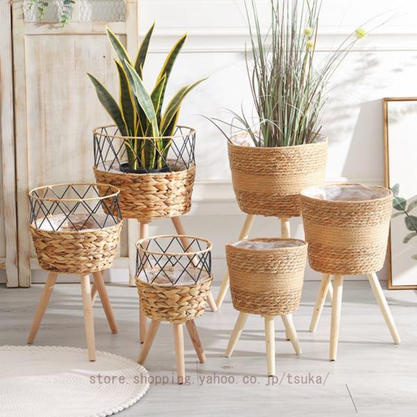 【発売日：2025年07月23日】【商品詳細】サイズ：特定のサイズについては画像を参照してください!（スタッフ採寸のため、若干の誤差が生じる場合がございます）【自然素材の美しさ】この籐編みの鉢カバーは、天然の籐と木製の足を組み合わせたデザイ...