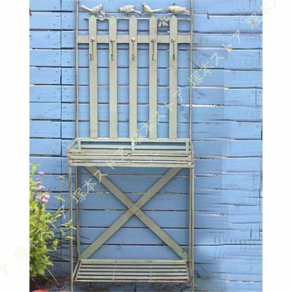 【発売日：2025年08月05日】【サイズ】長さ×幅×高さ：60×41×151cm（スタッフ採寸のため、若干の誤差が生じる場合がございます）【フラワートラフサイズ】ガーデンワークベンチは長さ60cm、幅41cm、4ガロン以下の鉢植えに適して...