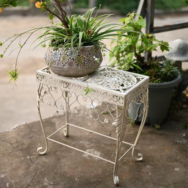 【発売日：2025年09月06日】【商品詳細】サイズ：長さ×幅×高さ：53.5*27.5*52cm（スタッフ採寸のため、若干の誤差が生じる場合がございます）【材質&amp;デザイン】ガーデンラック全体が防錆塗装鉄パイプのデザインになっていま...