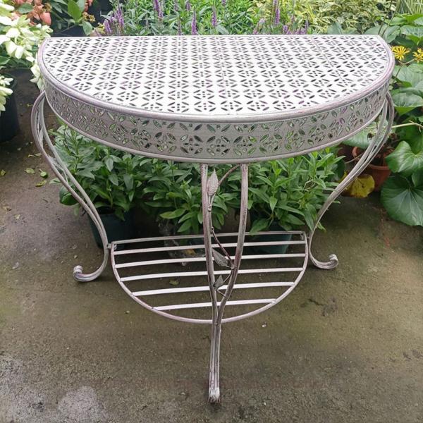 【発売日：2025年09月11日】【サイズ】長さ×幅×高さ：78*39*72cm（スタッフ採寸のため、若干の誤差が生じる場合がございます） 【丈夫で耐久性のある鉄製素材を使用】 フラワーポットスタンドは非常に頑丈で、重い植物のポットや他のプ...