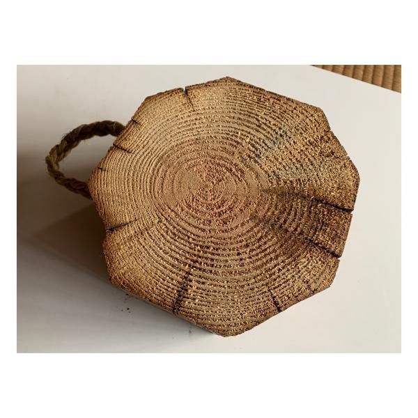 薪割り台です。アウトドアに使われる薪割台ですが、持ち運びをスムーズにするためコンパクトなつくりに仕上げ、取っ手（ビス止めなので頑丈です）を取り付けました。他社製品と比較して小さめな作りとなっており、女性でも楽々お持ちいただけます。薪割り台の...