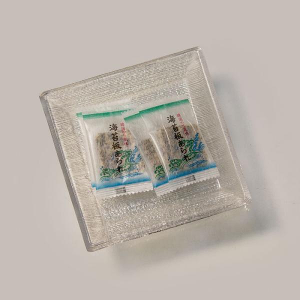 有明産の海苔をたっぷりと搗きこんだ餅を使用し、風味豊かに仕上げました。胡麻油と荒塩で絶妙に味を整え、香ばしさと塩味が絶妙に調和しています。これまでにない新しい発想で作られたこのおかきは、お茶請けやおつまみとして最適です。サクサクとした食感と...