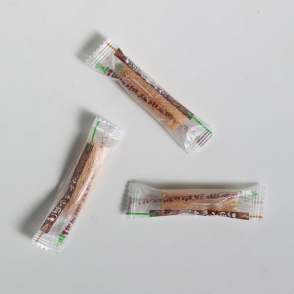 ごぼうの味をしっかりと感じるおかき。サラダ味に仕上げております。当店は広島県にて豆菓子、ナッツ、お菓子、おかき、あられ、珍味、チョコレート、個包装されたおつまみなどを販売しておりますチャーム（おつまみ）の専門店で主に一口サイズの商品を多数取...