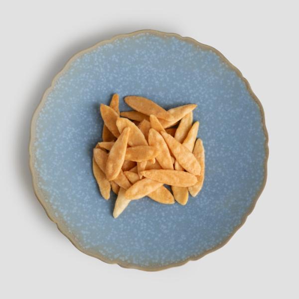 カリッとした歯ごたえ、バターを使いサラッと塩味に仕上げております。当店は広島県にて豆菓子、ナッツ、お菓子、おかき、あられ、珍味、チョコレート、個包装されたおつまみなどを販売しておりますチャーム（おつまみ）の専門店で主に一口サイズの商品を多数...