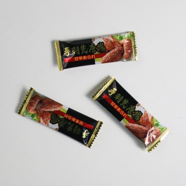 甘口醤油に黒胡椒とチキンエキスを加え、本物御手羽先唐揚げの味と食感をあられで再現しています。当店は広島県にて豆菓子、ナッツ、お菓子、おかき、あられ、珍味、チョコレート、個包装されたおつまみなどを販売しておりますチャーム（おつまみ）の専門店で...
