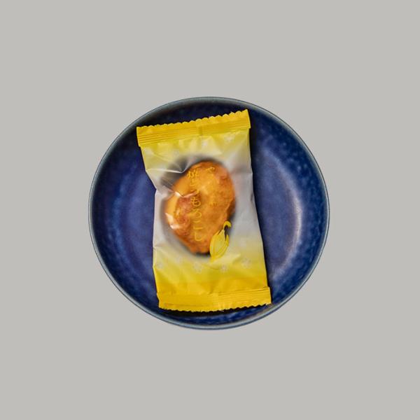 サクサク食感がたまらない「焼とうもろこしあられ」は、香ばしく焼き上げたおかきです。焼とうもろこしの風味がほんのり香り、野菜あられとしての魅力を存分に楽しめます。個包装なので、いつでもどこでも手軽に楽しめるのが嬉しいポイント。おつまみやお菓子...