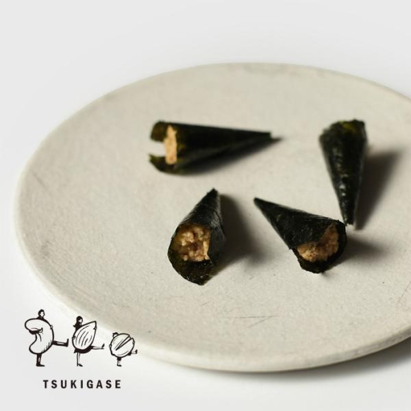 体に優しい「乾燥納豆」を使用し、食卓の「糸引き納豆」風に再現しました。餅米は「佐賀県産ヒヨクモチ」を主に、国産１００％の餅米を使用。海苔は有明産・寿司用海苔を使用しております。一枚一枚手作業で巻き上げた円錐型の海苔の器に乾燥納豆等の練物を混...