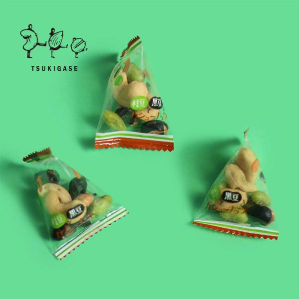 ローストしたカシューナッツと黒豆に雪塩でさっぱり仕上げた揚げ枝豆をミックスしました。当店は広島県にて豆菓子、ナッツ、お菓子、おかき、あられ、珍味、チョコレート、個包装されたおつまみなどを販売しておりますチャーム（おつまみ）の専門店で主に一口...