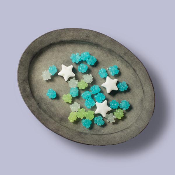 紫陽花をモチーフにした金平糖とスターラムネで海に浮かぶ星をイメージしました。当店は広島県にて豆菓子、ナッツ、お菓子、おかき、あられ、珍味、チョコレート、個包装されたおつまみなどを販売しておりますチャーム（おつまみ）の専門店で主に一口サイズの...