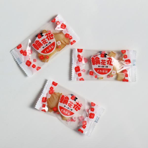 柔らかいイカの燻製です。当店は広島県にて豆菓子、ナッツ、お菓子、おかき、あられ、珍味、チョコレート、個包装されたおつまみなどを販売しておりますチャーム（おつまみ）の専門店で主に一口サイズの商品を多数取りそろえております。 家飲みや宅飲みにも...