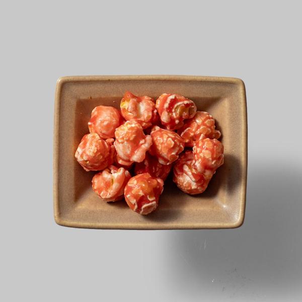 かわいいピンク色が目を引くポップコーン。優しい甘さのいちごミルク味。お子様のおやつにも大人気です。当店は広島県にて豆菓子、ナッツ、お菓子、おかき、あられ、珍味、チョコレート、個包装されたおつまみなどを販売しておりますチャーム（おつまみ）の専...