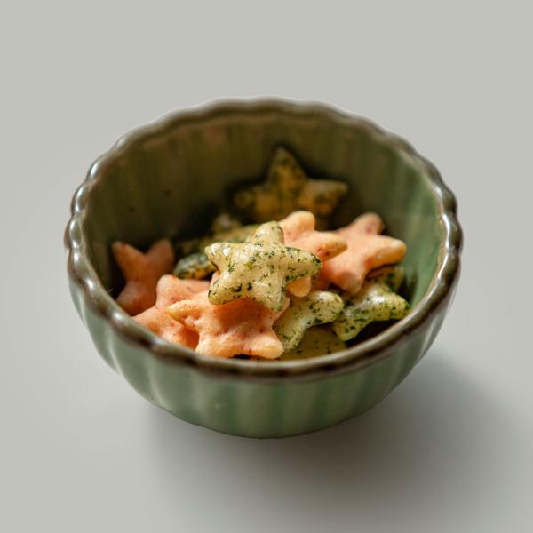 国産のお米を使用した、可愛らしい星の形をしたおかきで、海老と青のりの2種類の味が楽しめます。お子様のおやつとしても最適で、見た目も楽しいのでお友達とのおやつタイムが盛り上がること間違いなし。当店は広島県にて豆菓子、ナッツ、お菓子、おかき、あ...