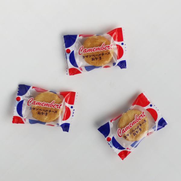 白醤油で味付けした薄焼きせんべいに、カマンベールをサンドしています。醤油おかきに濃厚なカマンベールが相性抜群です。当店は広島県にて豆菓子、ナッツ、お菓子、おかき、あられ、珍味、チョコレート、個包装されたおつまみなどを販売しておりますチャーム...