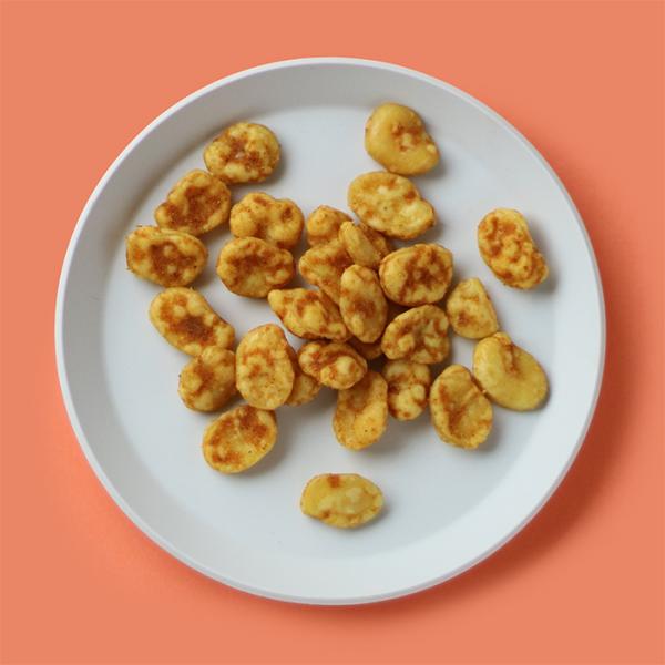 程よいそら豆の甘味とカレースパイスの絶妙なバランスで、手がカレー粉でよごれる食べにくさと引き換えに「スパイシー感」を徹底追及しました。おやつやビールのおつまみはもちろん、酎ハイ、サワーにハイボールにも相性バッチリです。メール便発送専用の商品...