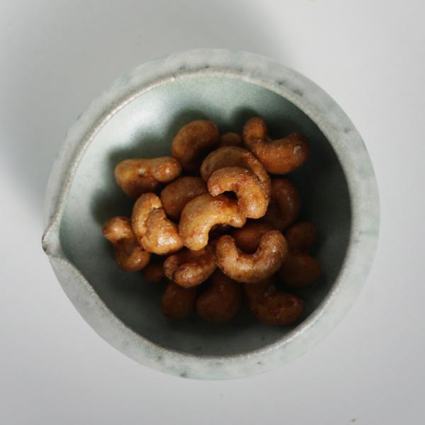 カリカリの衣で包まれたカシューナッツに、たっぷりのにんにく醤油で味付けしたおつまみです。ガツンと美味しい、食べ応えのある一品です。メール便発送専用の商品になりますのでポスト投函になります。追跡番号あります。他の商品との同梱は出来ません。領収...