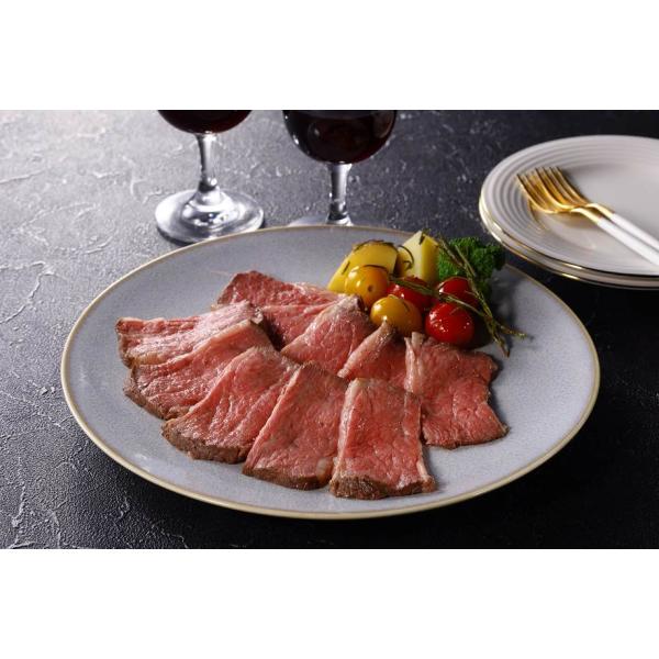 日本最北端のブランド和牛「宗谷岬和牛」のブリスケを700度のロースターで直火焼きにしてから低温調理を行い、ローストビーフに仕上げました。低温調理で仕上げられたローストビーフはしっとりとした味わいで柔らか。前バラ（ブリスケ）の部位を指定してお...