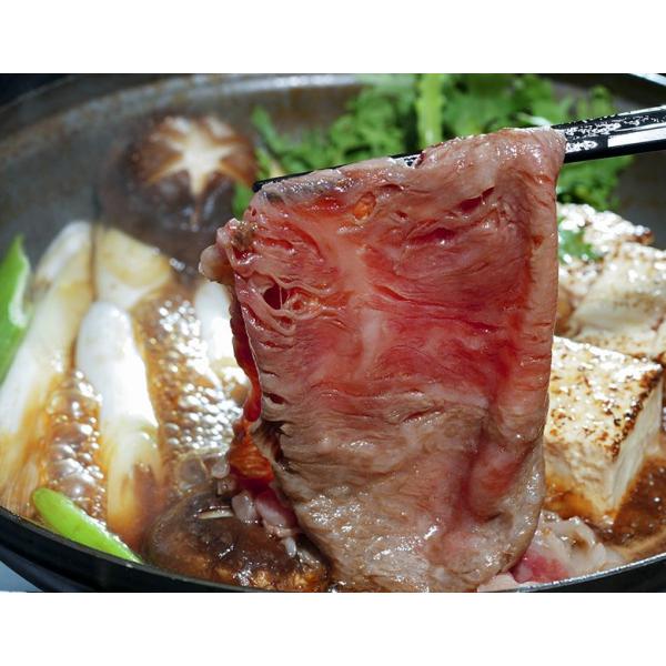 黒毛和牛A4等級以上のすき焼き用肩ローススライスです。すき焼き用に牛脂もついています。A4等級以上の黒毛和牛の霜降り肉は、きめの細かな肉質にサシが入った見た目も見事です。肩ロースは、肩から背中あたりの部位でサシと赤身のバランスが良く、脂の甘...