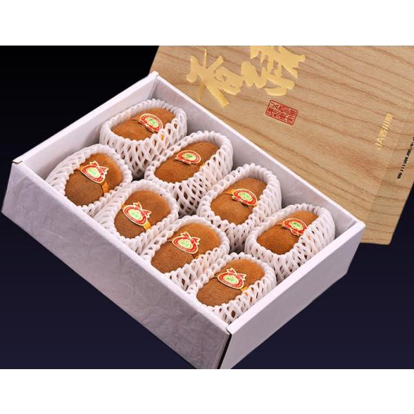 香川が生んだ最高峰のキウイ！香緑はヘイワード種の自然交雑で偶然に生まれた高糖度キウイです。見た目からすでに違っていて、不自然に長くて四角い、そして非常に大きいキウイです。そして糖度は、１５〜１８度にもなり、これはマンゴーや桃をはるかに上回り...