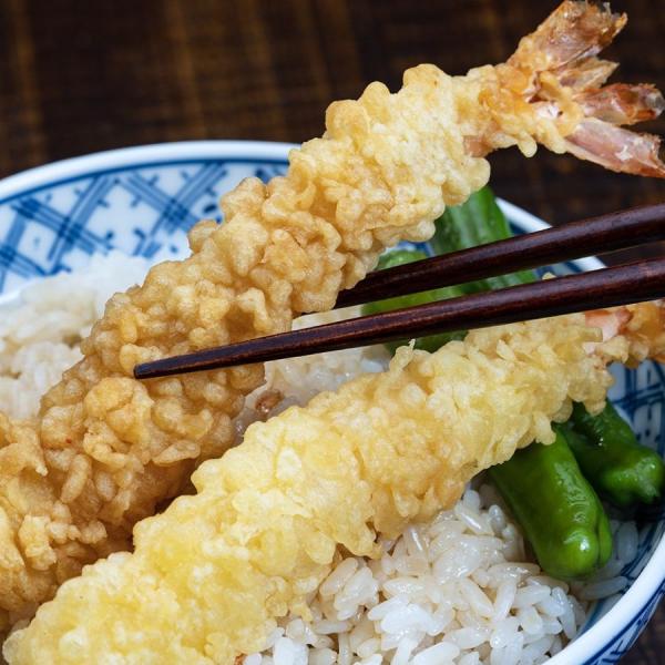 忙しい時の頼れる味方。解凍して温めるだけで本格的な味わいが楽しめる「海老天」です。使用しているのは、旨味が強い食べごたえのあるブラックタイガー。鮮度の高い海老を職人が一尾ずつ手剥きし、丁寧に衣をまとわせて揚げ、急速冷凍することで、揚げたての...