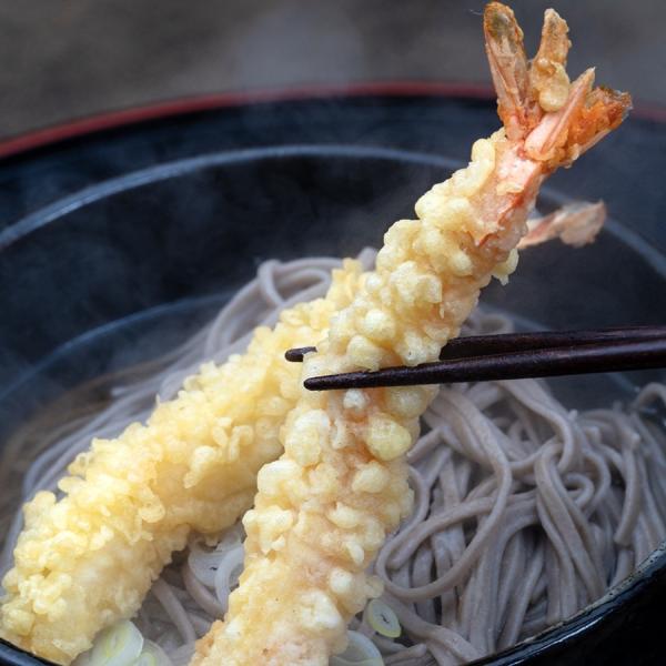 忙しい時の頼れる味方。解凍して温めるだけで本格的な味わいが楽しめる「海老天」です。使用しているのは、旨味が強い食べごたえのあるブラックタイガー。鮮度の高い海老を職人が一尾ずつ手剥きし、丁寧に衣をまとわせて揚げ、急速冷凍することで、揚げたての...