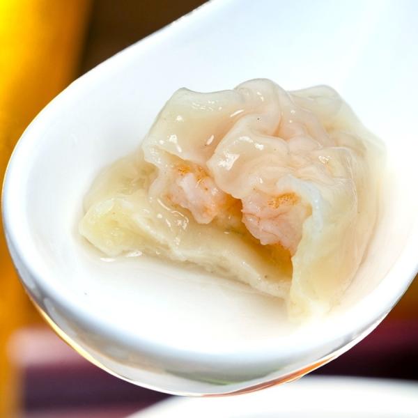 ぷりっとした海老の食感と、つるんとなめらかな皮ののどごしが楽しい「海老わんたん」です。かん水以外の食品添加物は使わず、職人が1つ1つ丁寧に手包みしているので、手作りのような美味しさをそのまま業務用に仕立てた商品です。煮立てても皮が崩れにくく...