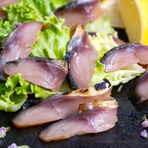 とろけるようなしっとり食感に、スモークの香ばしさがふわり。まるで生ハムのような上品な口あたりに、サバの旨みがじんわりと広がります。この「サバの冷燻」は、国産サバを、桜チップの燻煙を20℃以下に冷やして燻す“冷燻製法”で、じっくりと香りをまと...