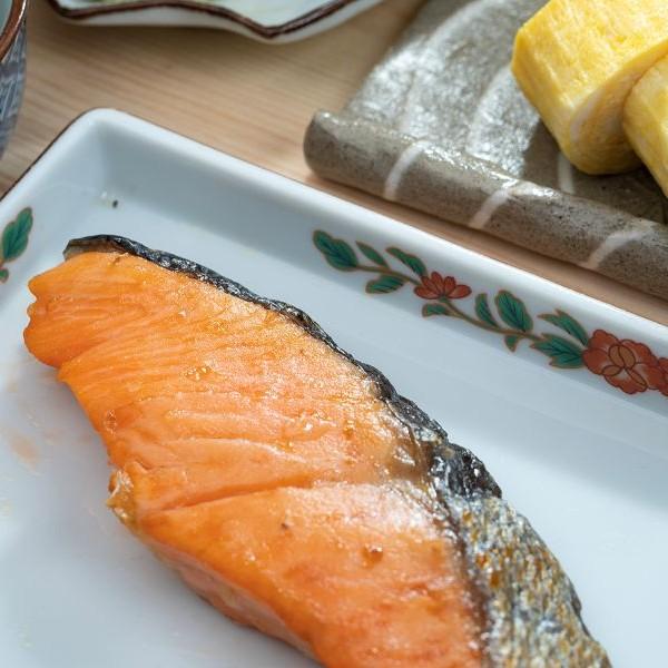 「ワンフローズン（1回凍結）」！こだわりの甘塩仕立てのチリ産定塩銀鮭です。この銀鮭は、水揚げ後すぐに加工。三枚におろし、塩水に漬け込み、急速凍結までを一気に行い、凍結は一度きり。解凍時のドリップが少なく、旨味や水分が流れ出にくいのが大きな違...