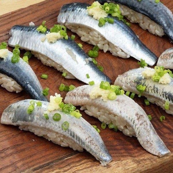 脂のりがよく、とろけるような食感が魅力の「とろいわし」です。フィレ加工済みのため、捌く手間なく、ご家庭で手軽に上質なお刺身をお楽しみいただけます。原料には、宮城県・石巻港で旬に水揚げされた脂質20%以上の脂のり抜群の金華いわし（大型の真イワ...
