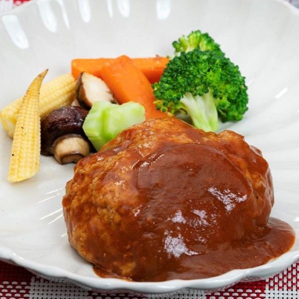 北海道の大自然でのびのび育った放牧豚「どろぶた」でつくる「煮込みハンバーグ」です。どろぶた100％のハンバーグを特製トマトソースで煮込みました。自慢の豚肉を約6ミリの粗びきに挽いて作ったハンバーグは食べ応えも抜群です。どろぶたは、毎日24時...