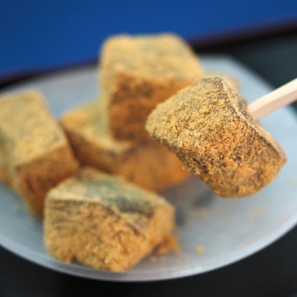 黒糖と抹茶の2種のわらび餅をセットにしました。飲食店やホテルのビュッフェなどで使われている業務用のわらび餅です。どちらも本わらび粉も使った、自然な甘さと本格的な風味を楽しむことができます。黒糖のわらび餅は、黒糖シロップを練り込んだ餅にたっぷ...