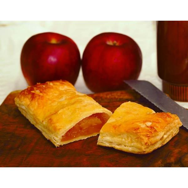 北海道の広大で肥沃な畑で収穫された小麦粉を100％使い、香ばしくサクサクのパイ生地に仕上げました。その生地で、北海道余市産のりんごをたっぷり包み込んでいます。北海道で育ったりんごならではの、甘みと酸味のバランスが取れたフィリングをぜひご堪能...