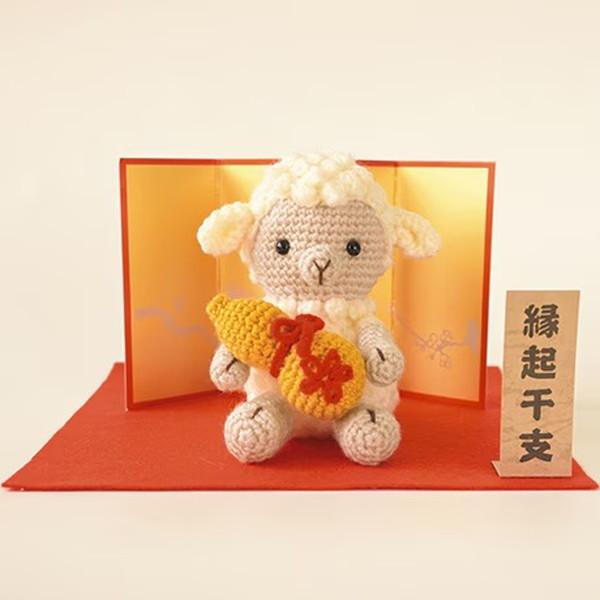 ■セット内容 　ピッコロ・ソリッドアイ・刺しゅう糸 　金屏風・赤もうせん・看板・レシピ ■用具 　ハマナカアミアミ片かぎ針4/0号、毛糸とじ針、手芸用ボンド、刺しゅう針 （用具はキットに入っていません） ■用意するもの 　ネオクリーンわたわ...