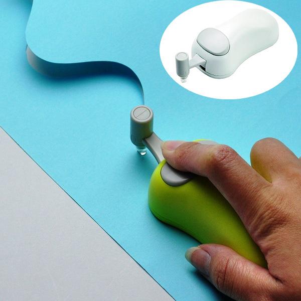 ・新感覚のカッター全ての人にやさしいユニバーサルデザインの概念を採用したマウス型カッター。使いやすいマウス型の本体を自由に滑らせて誰でも自由に紙を切ることができます。使い方はとっても簡単! 本体上部についているボタンを押して、押したまま引く...