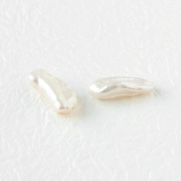 ■サイズ/約W7×H18×D5mm■素材/淡水パール■入数/2個大人アクセに取り入れたいリッチな淡水パールです。ピアスやイヤリング、ネックレスなどの主役に最適。淡水パールとは…海水ではなく淡水、湖水で育った真珠。海水パールよりも汗などに強く...