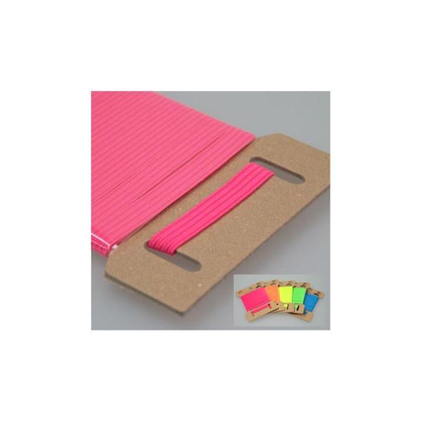 サイズ：6mm巾入数：1.5m材質：ポリエステル、天然ゴム流行のネオンカラーのゴムです。小巻になっているので使いやすい♪手帳バンドやブックカバーバンド、アームバンド、靴紐など、小物のアクセントにいかがですか。ゴムパッチンの巾15mmと一緒に...