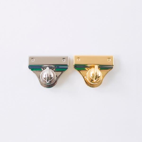 ■サイズ/W18×H40mm■入数/1セットバッグのフタの縁に挟み、裏にネジで取りつけます。※フタ側の飾り部分はネジ式の取りつけ、本体へのマグネット部分は割足になります。※「金具取り付け説明書」付き。