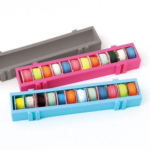 ■本体サイズ：約15cm×2.8cm 高さ1.8ｃｍ■素材：シリコン■収納ボビンのサイズ個数：家庭用ボビン(φ20.5×高さ11.5mm)12個、職業用ボビン(φ21.2×高さ9.2mm)16個〇逆さまにしても落ちない！〇横に広げて取り出し...