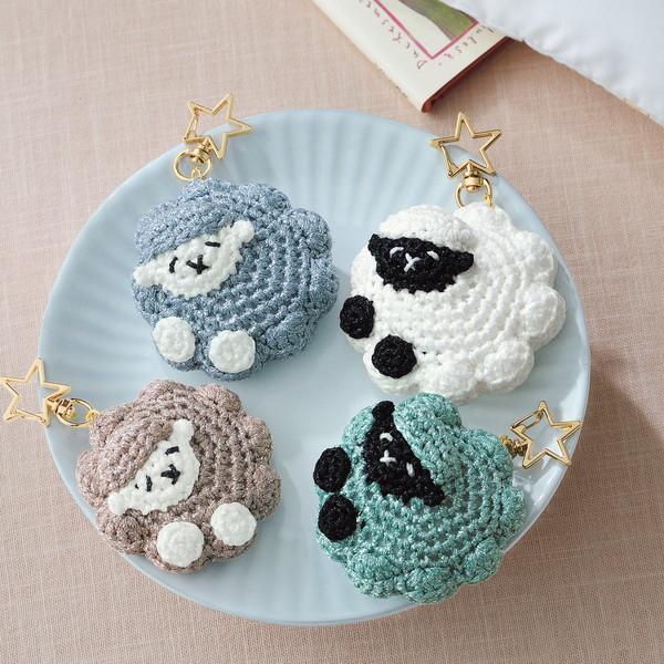 Mignon(ミニョン)というとても柔らかな最高品質のラメ混のテープヤーンを使用した編み物キットです。 ふわっとした柔らかな手触りと、ひつじのもこもこ感が絶妙にマッチ！！ すやすや眠っているひつじの表情がかわいいです(^^♪チャームの金具も...