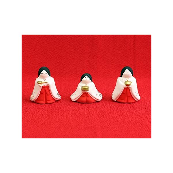 季節やイベントごとに玄関をディスプレイしているところが増えてきています！オススメは、陶器のおひなさま道具です。最近は、5段7段飾りを出しているところも少なくなってきました。陶器のおひなさまはふんわりと丸く暖かい感じがします。特に女の子がいな...