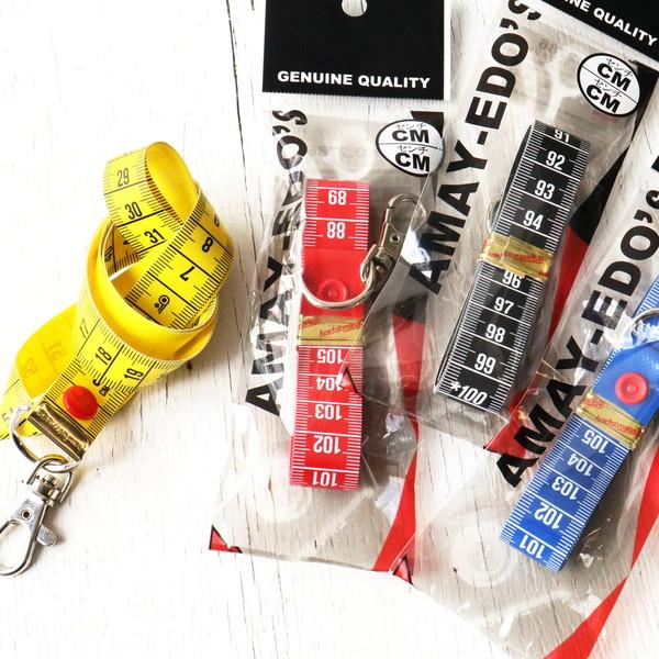 ■サイズ：長さ106cm×19mm巾■ポリファイバー素材■生産国：ドイツドイツ製でメジャー自体がネックストラップになって登場。先端に便利なキーフックが付いています。ストラップ部分の材質はポリファイバーを使い伸び縮みしにくく目盛もはっきりくっ...