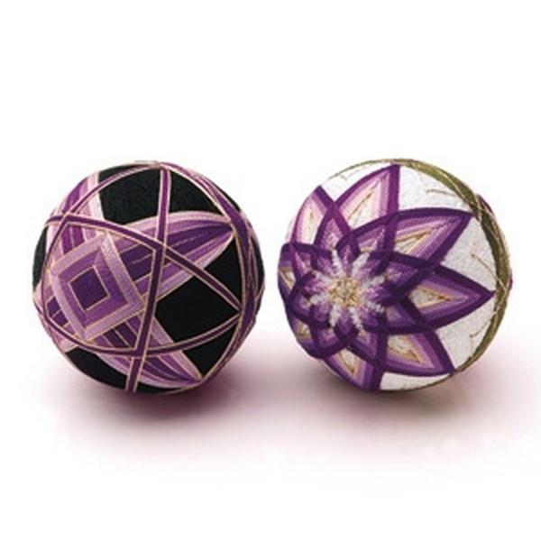 縁起の良い柄で、贈り物にも最適な「日本手まり」がご家庭でも簡単にお作りいただける手まりキットです。長寿や結婚記念日の贈り物にどうぞ。■出来上がり寸法直径約9cm■キット内容地割り済手まり芯：4等分・黒、8等分・白　 5番ししゅう糸スウェーデ...