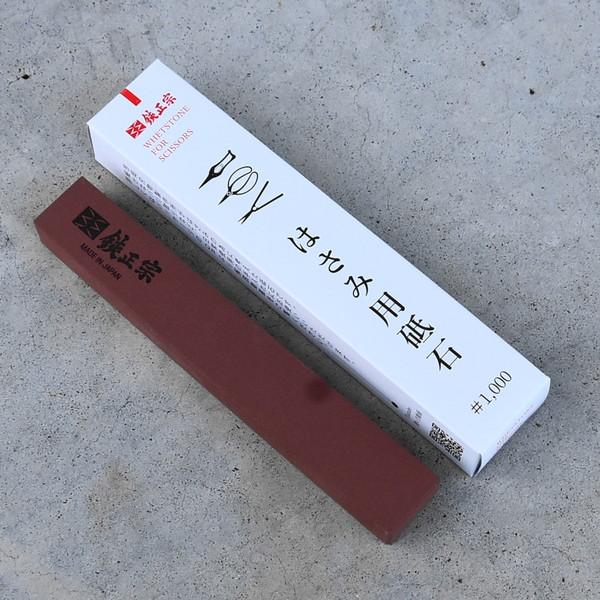 ありそうで無かったこの長さ全長175mm。市販されている砥石は短いものが多く鋏を研ぐ前後のストロークが短く安定した研ぎが出来ていないと感じていました。研ぎやすい砥石を使うことで安定した切れ味を簡単に出すことができます。刈込鋏など大きい鋏を研...