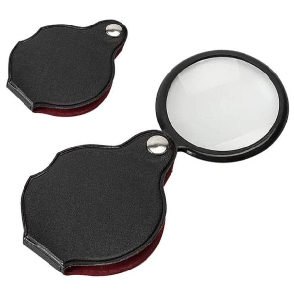 【拡大倍率8倍】細かい文字を十分な大きさに拡大出来ます。文字とルーペの距離で大きさの調節が可能です。【財布の中に携帯可能】厚さ10mmのコンパクトサイズなので財布の中に入れるなど、携帯が可能です。【商品詳細】本体：1個、材質：プラスチック（...